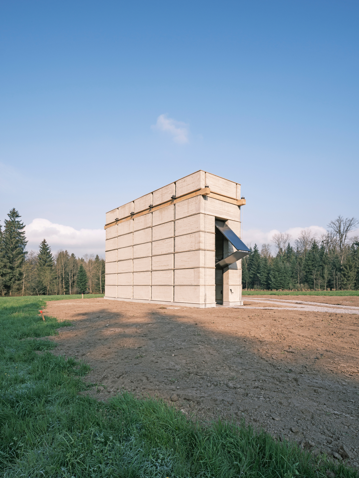 Self-made rammed earth kiln tower - Brick and Tile Industry International