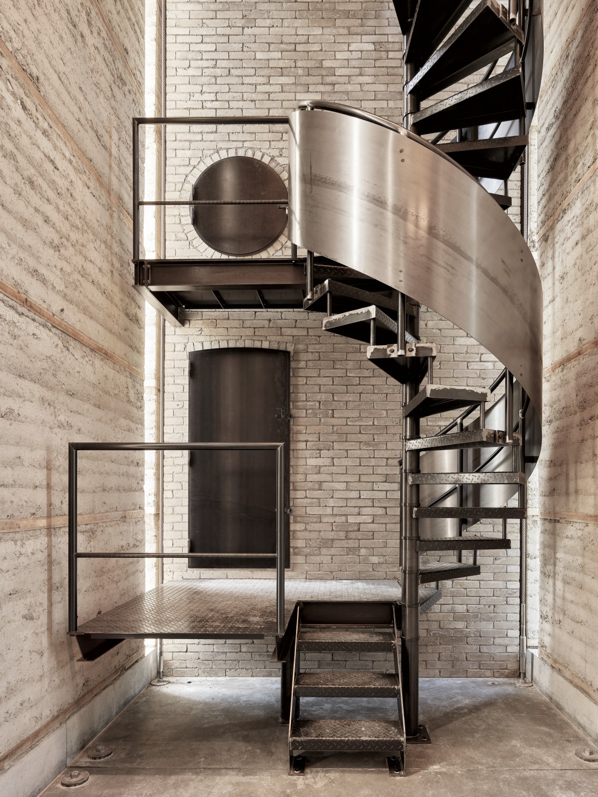 Self-made rammed earth kiln tower - Brick and Tile Industry International