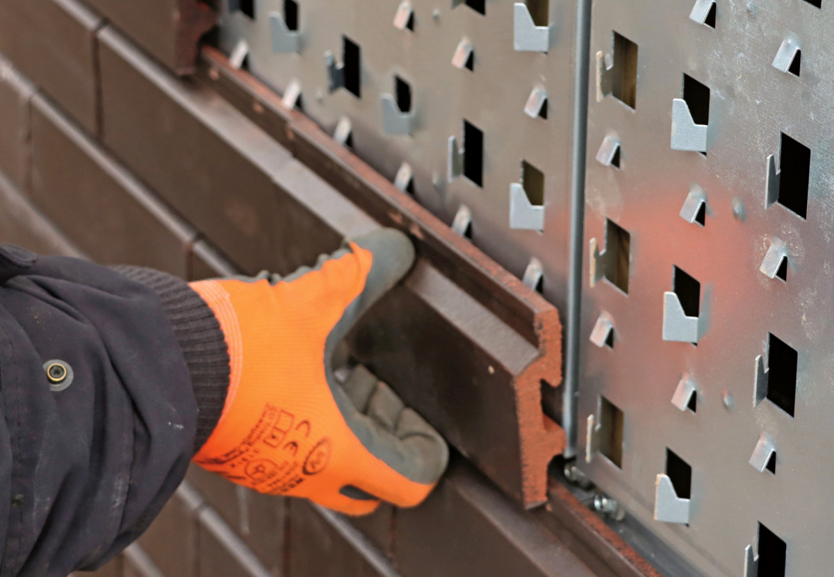 Dry brick slips - Brick and Tile Industry International